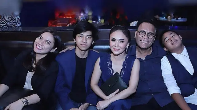 6 Kebersamaan Yuni Shara dan Mantan Suami, Kompak Meski Sudah 13 Tahun Berpisah - Hot Liputan6.com