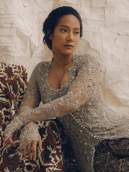 Pesona Tara Basro Kenakan Kebaya, Cantik dan Elegan - Foto Liputan6.com
