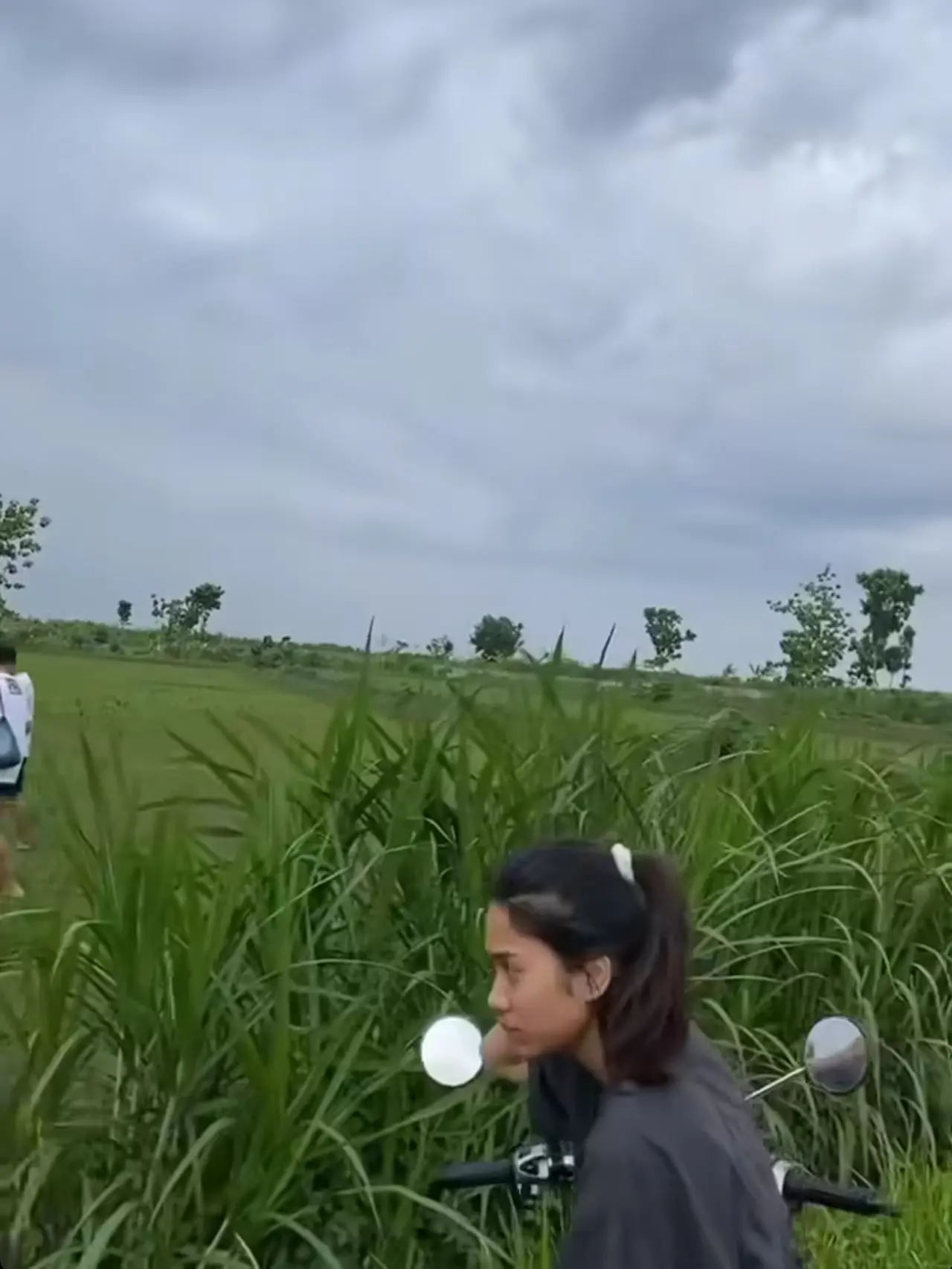 7 Potret Azizah Salsha Main ke Sawah Saat di Blora, Tampil Bak Gadis Desa - Hot Liputan6.com