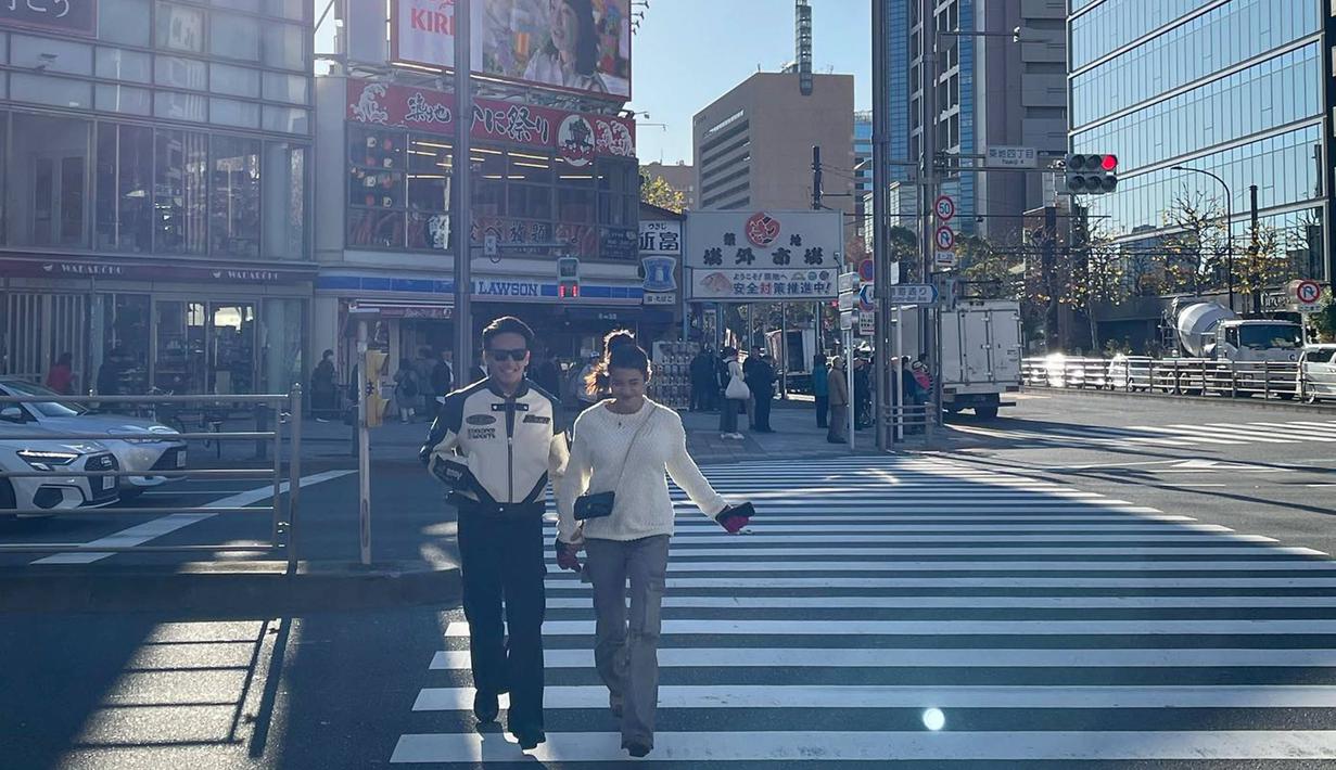 Potret Liburan Akhir Tahun Jefri Nichol dan Maria Theodore di Jepang