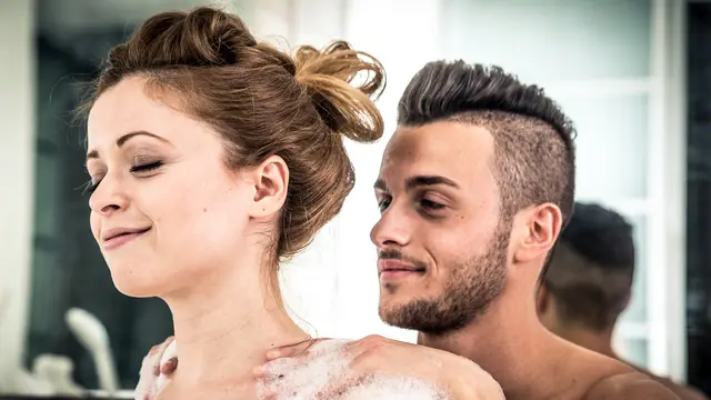 5 Posisi Seks yang Bikin Bercinta di Kamar Mandi Makin Hot - Health Liputan6.com