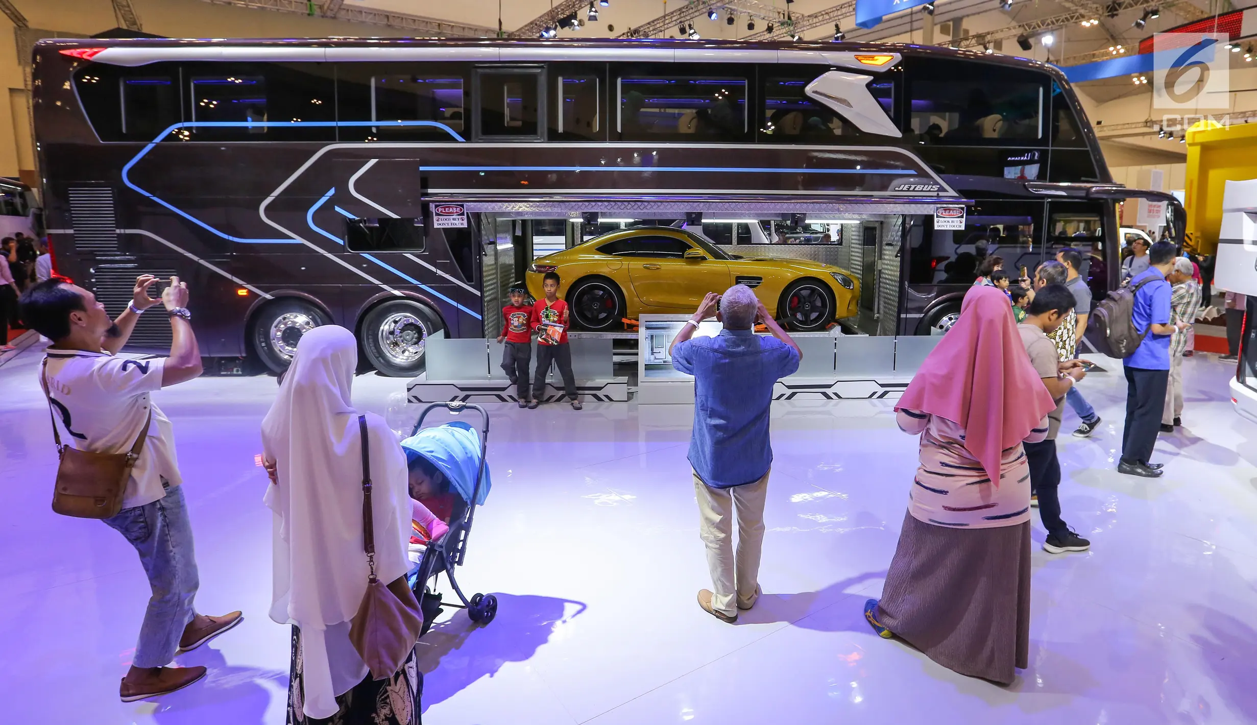 FOTO: Keren, Begini Wujud Bus Angkut Mobil Sport - Foto Liputan6.com