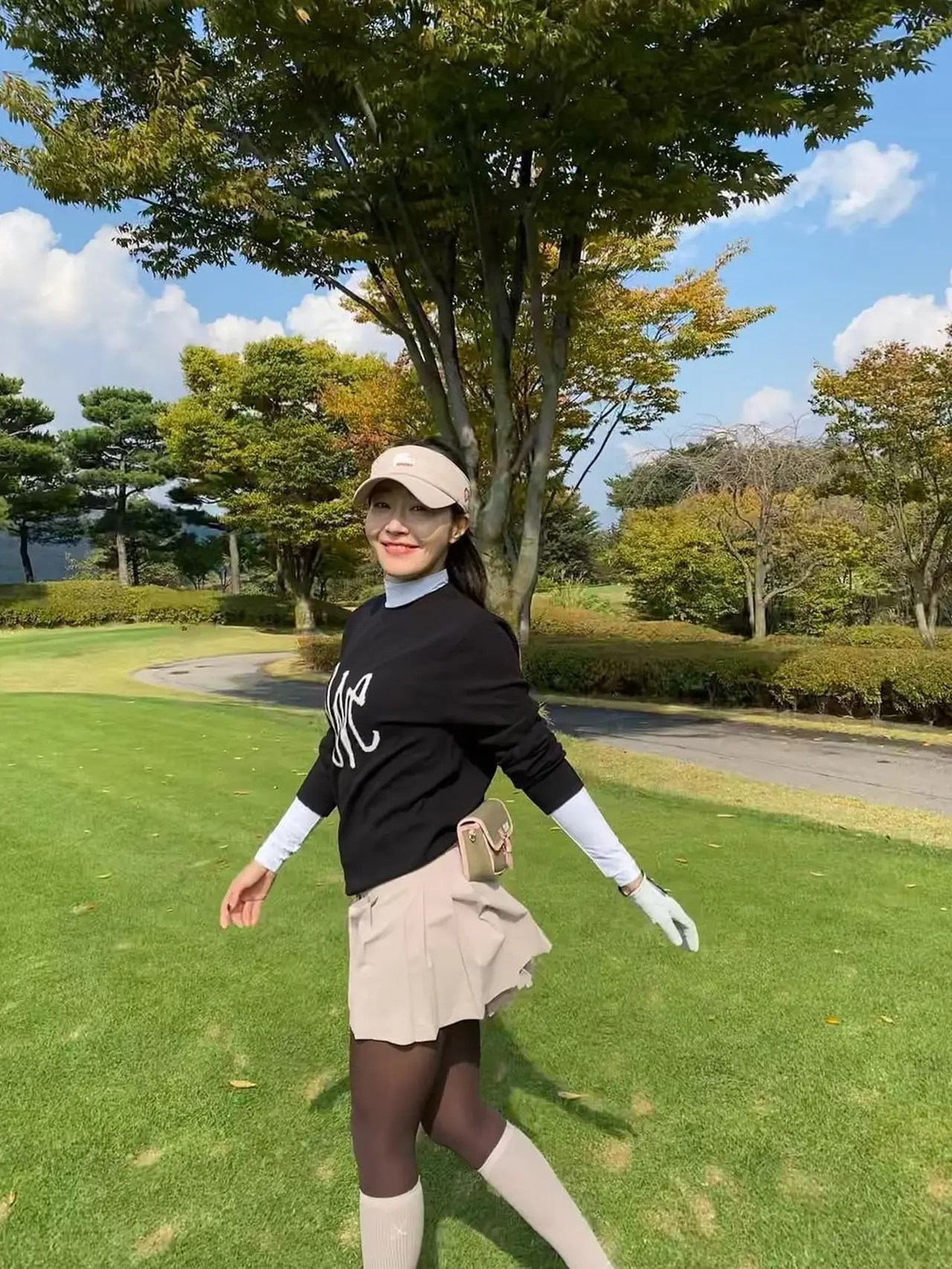 6 Gaya Uhm Ji Won Si Pemeran Antagonis Little Women di Lapangan Golf ...