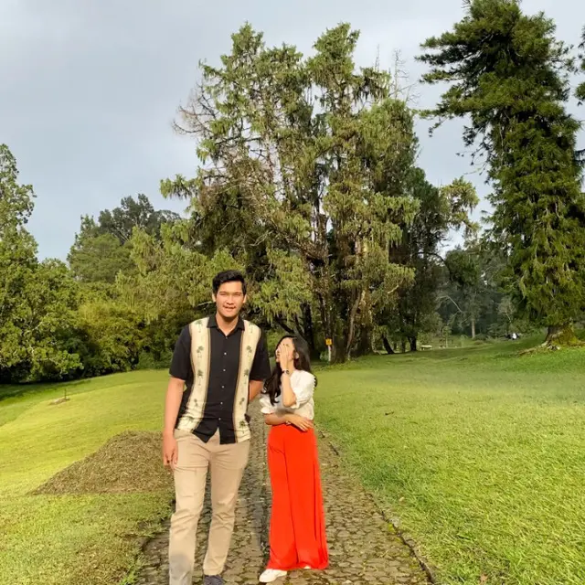 6 Potret Cewek Punya Pacar Tinggi Ini Curi Perhatian, Jadi Mudah Dirangkul - Hot Liputan6.com