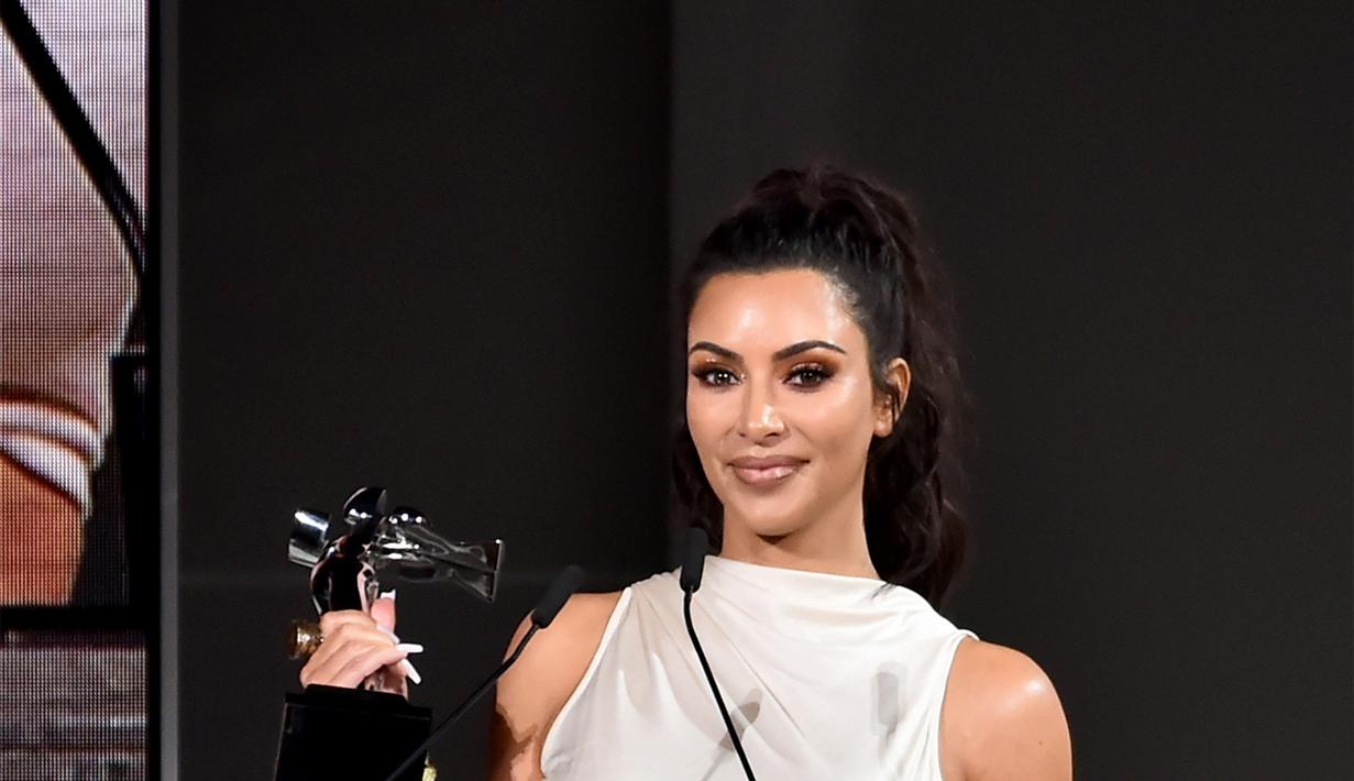 Foto Followers Medsos Berlimpah Kim Kardashian Raih Influencer Award