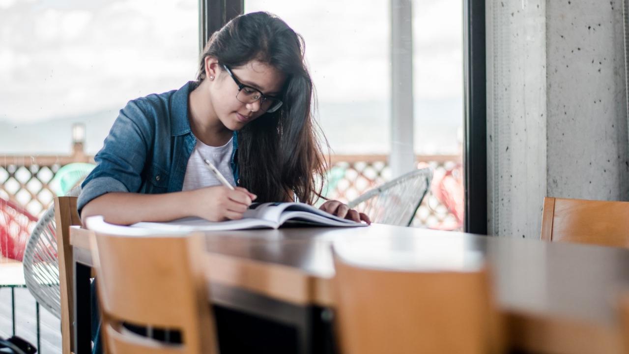 5 Contoh Teks Tanggapan Beserta Strukturnya dalam Bahasa Indonesia