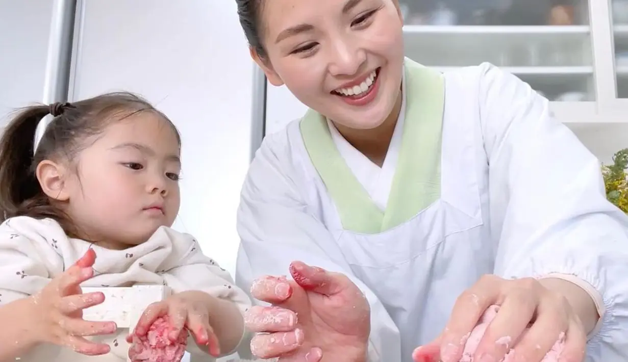 Momen Seru Kimono Mom Youtuber Asal Jepang Saat Masak Bersama Putri ...