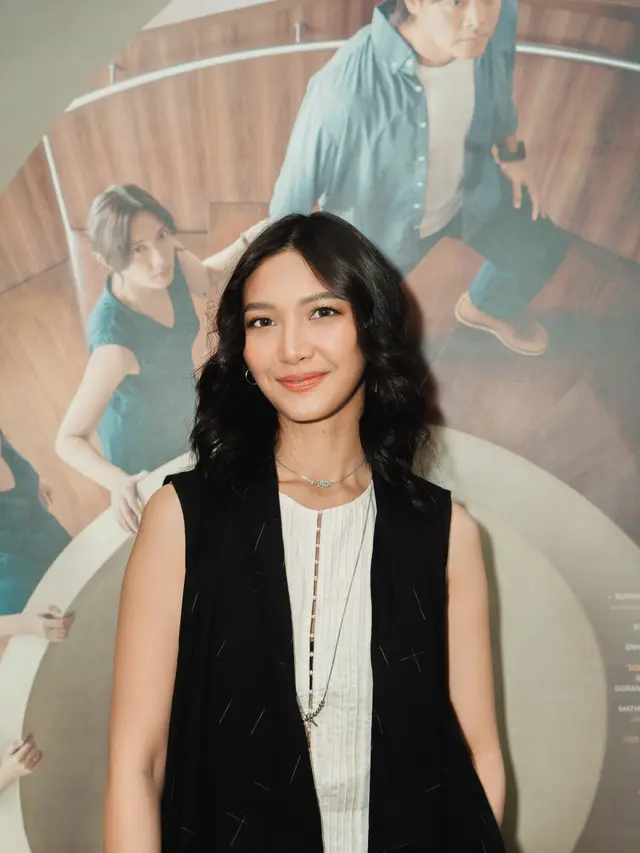 Intip Gaya Sheila Dara Pemeran Film 'Sore: Istri dari Masa Depan' Pakai Dress, Simpel Tapi ...