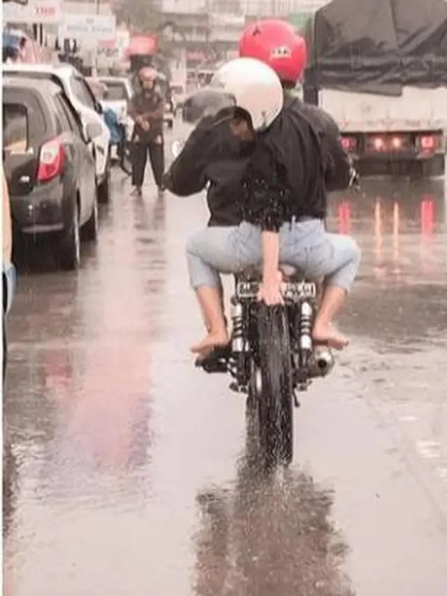 Kumpulan Potret Penderitaan Pacaran Naik Motor Tanpa Sepatbor ...