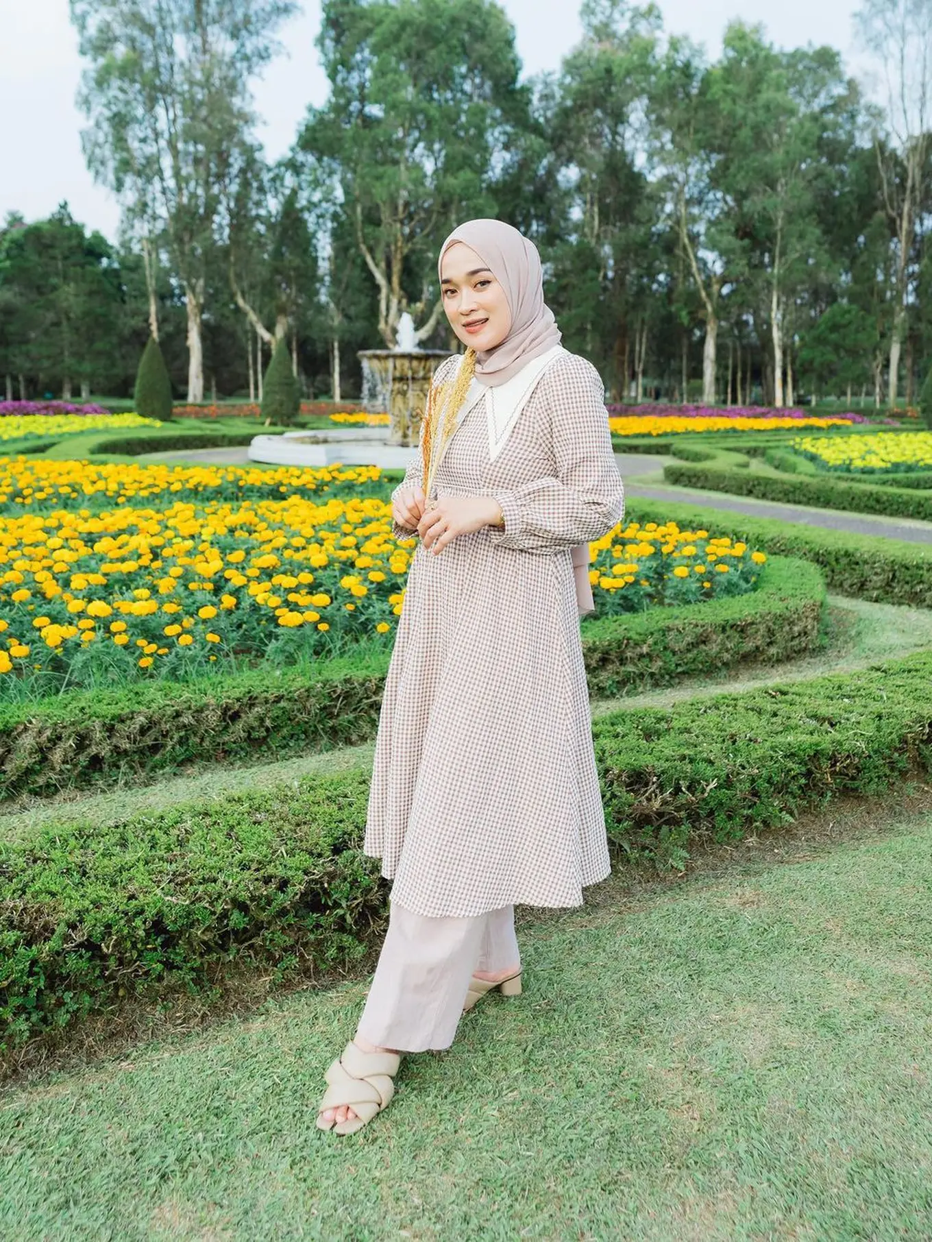 7 Inspirasi OOTD Antar Anak Sekolah, Intip Gaya Ririe Fairus