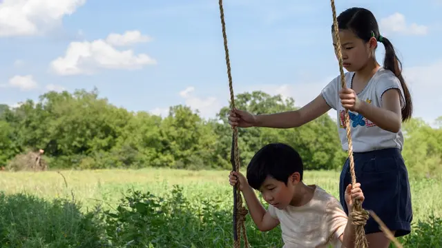 Resensi Film Minari: Menjemput Impian di Amerika Tak Semudah Membalik ...