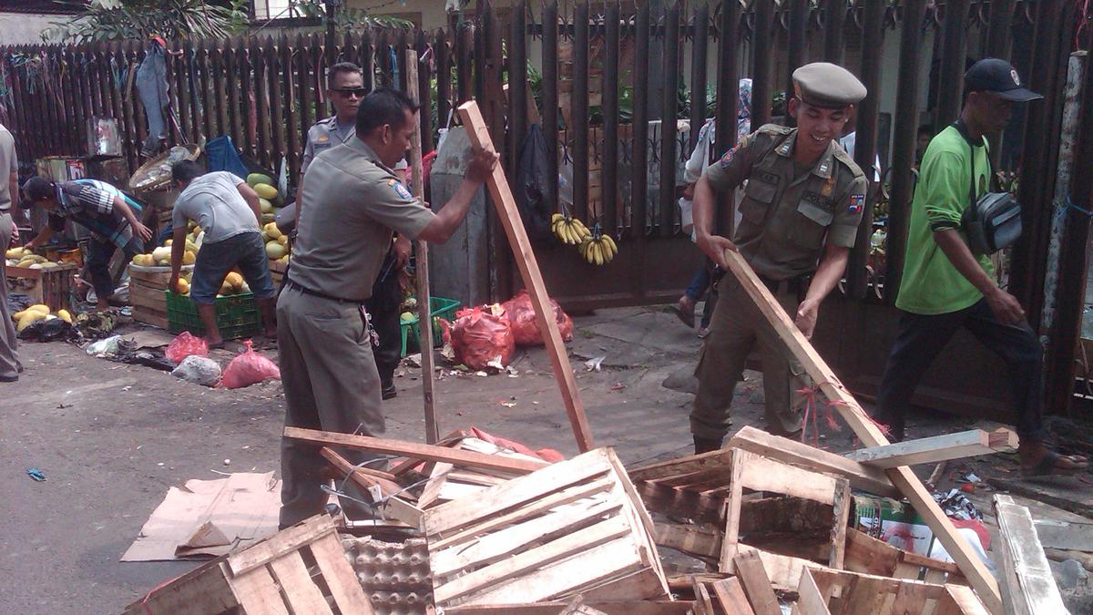 Pemkot Bogor Manfaatkan Malam Takbiran Bongkar Ratusan Lapak PKL - News ...