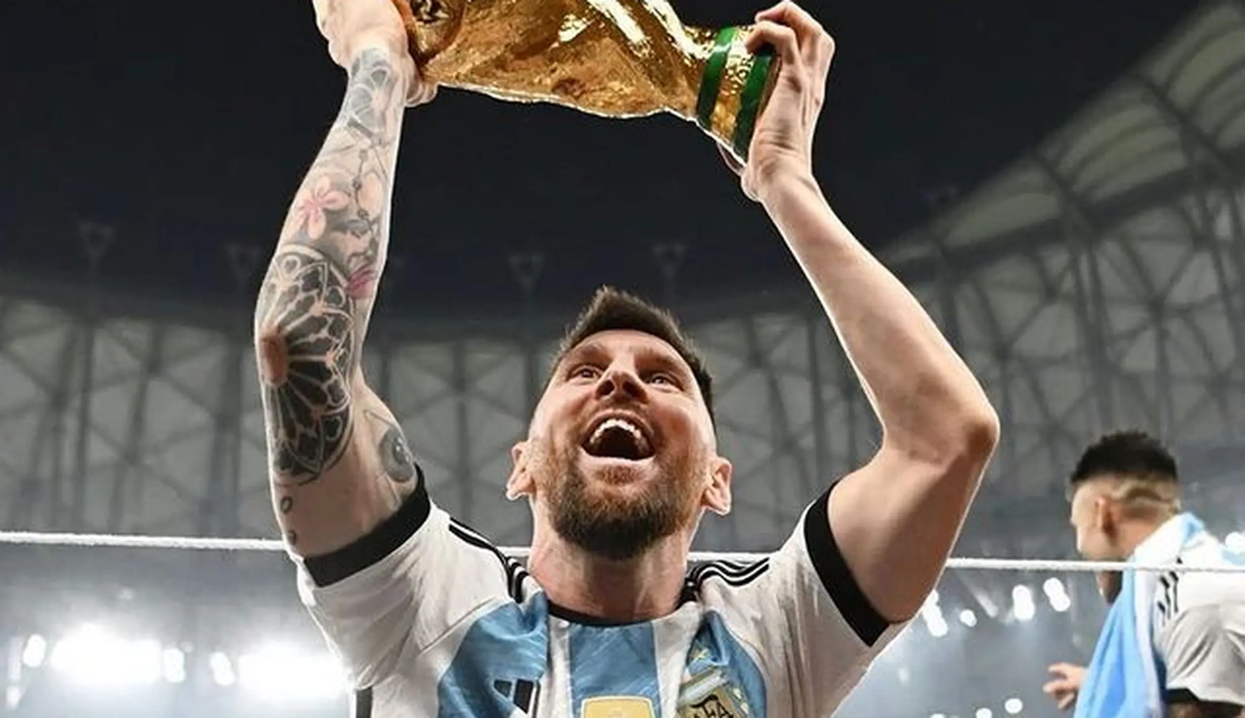 Foto Viral Lionel Messi Tidur Bareng Trofi Piala Dunia, Impian Jadi ...