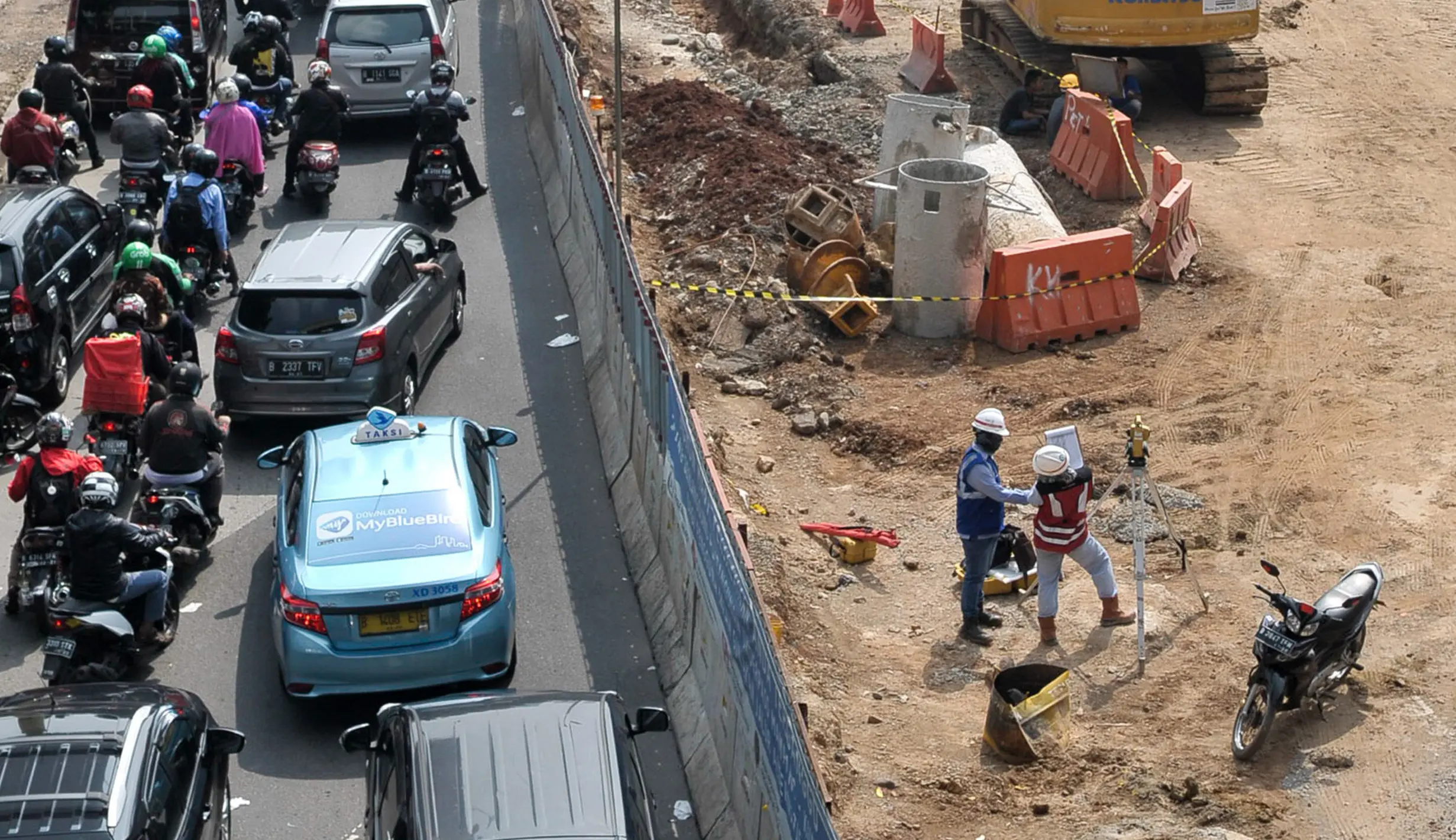 Pembangunan Underpass Kuningan Kembali Dikerjakan - Foto Liputan6.com