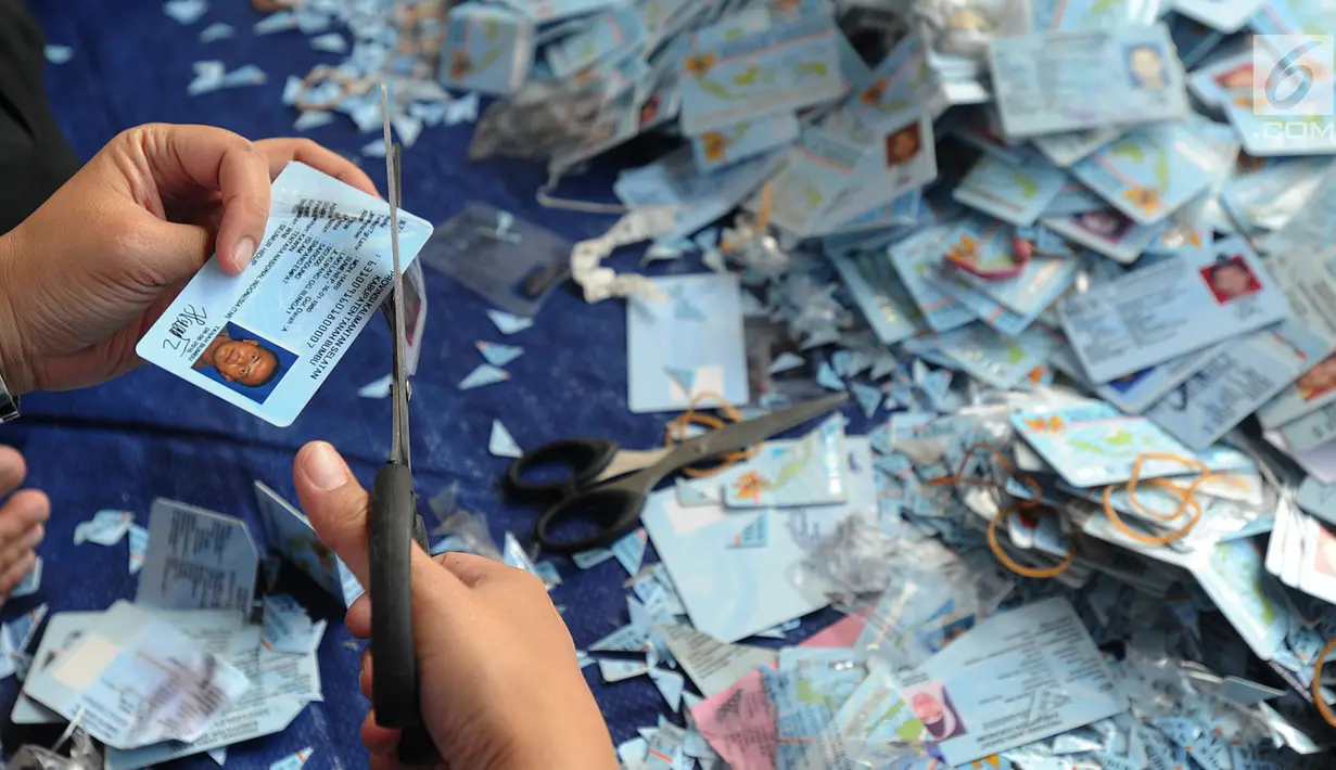 FOTO: Sejumlah PNS Diterjunkan untuk Potong E-KTP Invalid - Foto ...