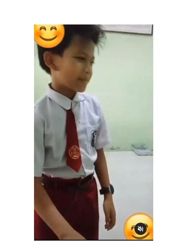 6 Potret Farel Prayoga Saat Pakai Seragam Sekolah, Siswa SD Kepundungan ...