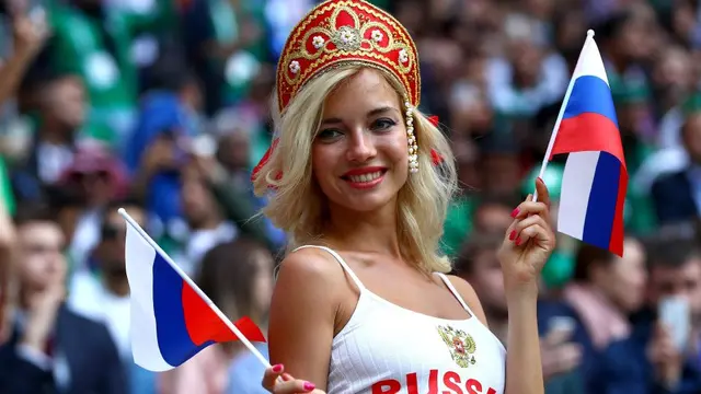 Bintang Film Dewasa Unjuk Kemolekan saat Dukung Timnas Rusia di Piala Dunia - Piala Dunia Bola.com