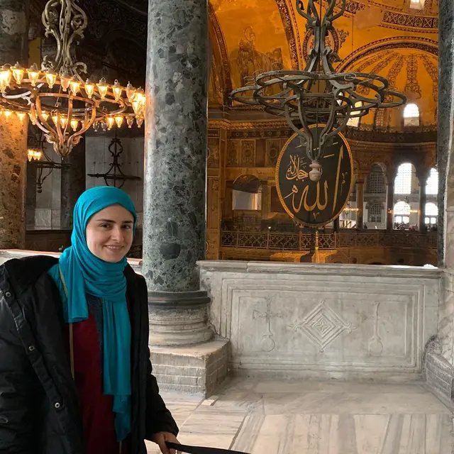 6 Potret Kulsoom Abdullah, Atlet Angkat Besi Hijaber Bergelar Doktor ...