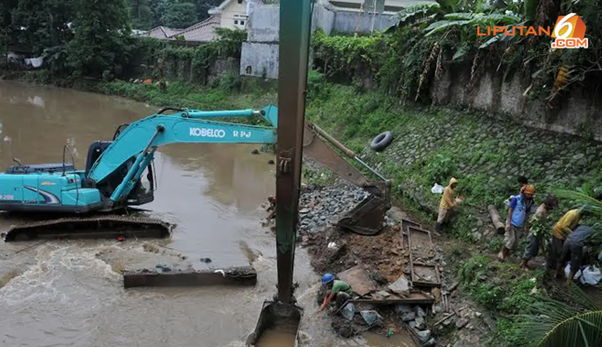 [FOTO] Sebuah Eskavator Terperosok Ke Dalam Sungai - Foto Liputan6.com