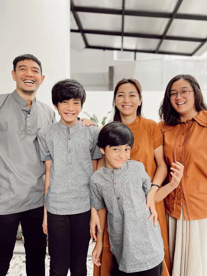 Bikin Iri, 5 Foto Ini Buktikan Kedekatan Hesti Purwadinata dengan Anak Sambungnya ...