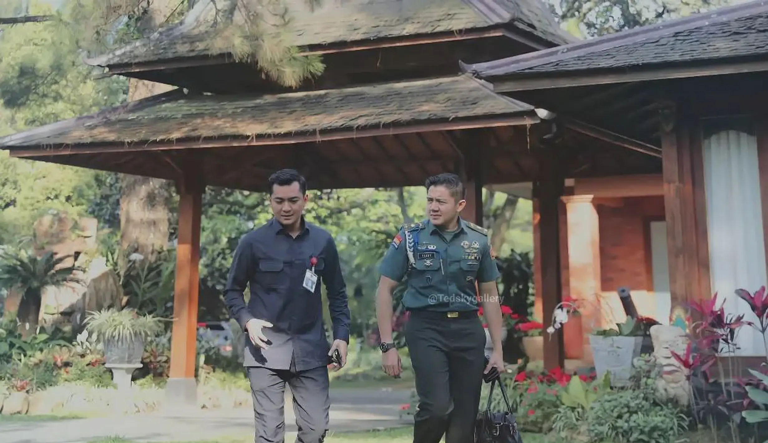 6 Potret Pesona Gagah Mayor Teddy, Ajudan Prabowo yang Sukses Curi Perhatian Netizen