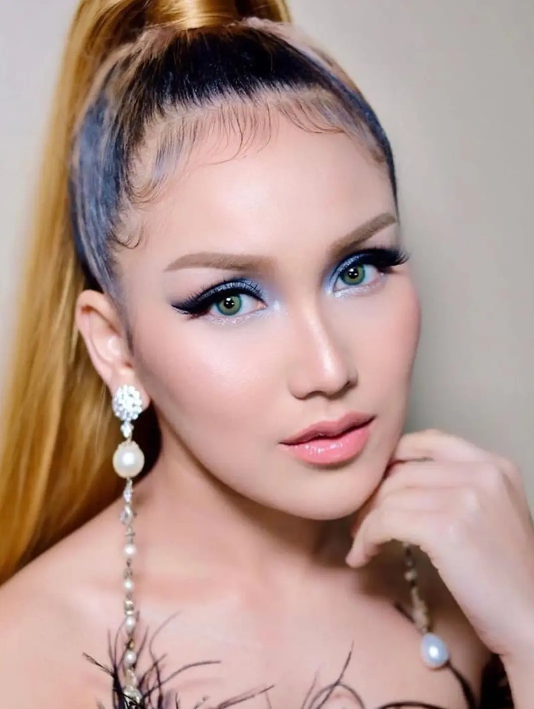 Potret Ayu Ting Ting dengan Makeup Tebal, Bikin Pangling - Foto Liputan6.com