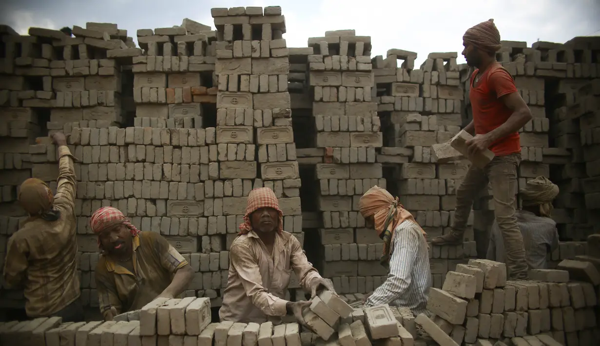 FOTO: Potret Pekerja Pabrik Batu Bata Nepal - Foto Liputan6.com