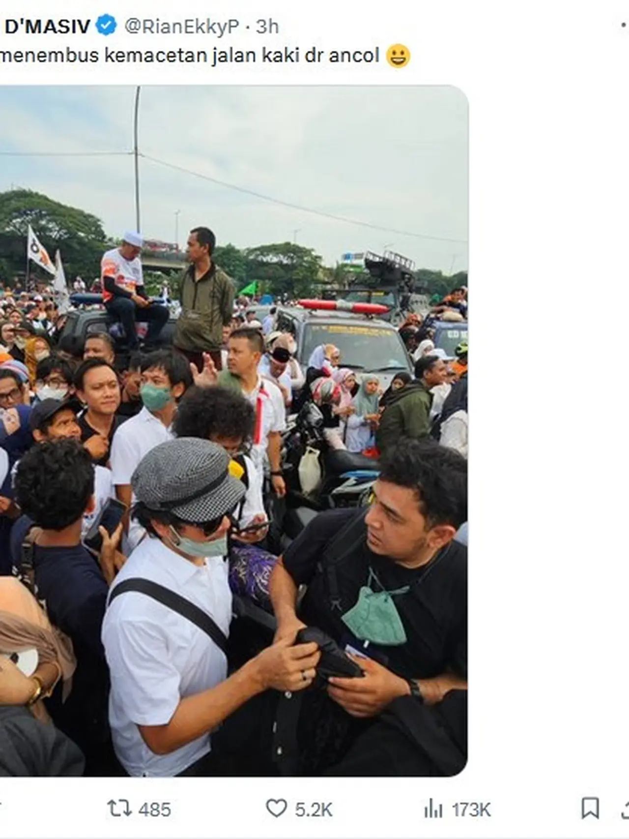 Rian D'Masiv Jalan Kaki 5 KM ke JIS untuk Tampil di Kampanye Akbar Anies - Cak Imin, Berjuang ...