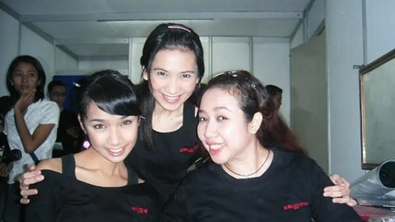 Potret Para Bintang Di Sini Ada Setan 18 Tahun Lalu, Jadul Tapi Bikin ...