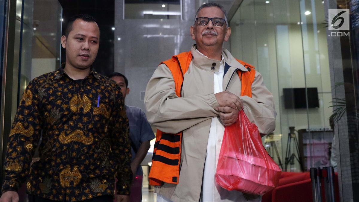 FOTO: Sambil Bawa Bungkusan, Sofyan Basir Keluar dari Gedung KPK - Foto ...