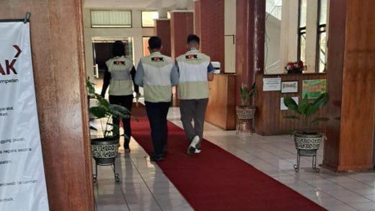 KPK Geledah Kantor dan Rumah Pribadi Bupati Kapuas - Regional Liputan6.com