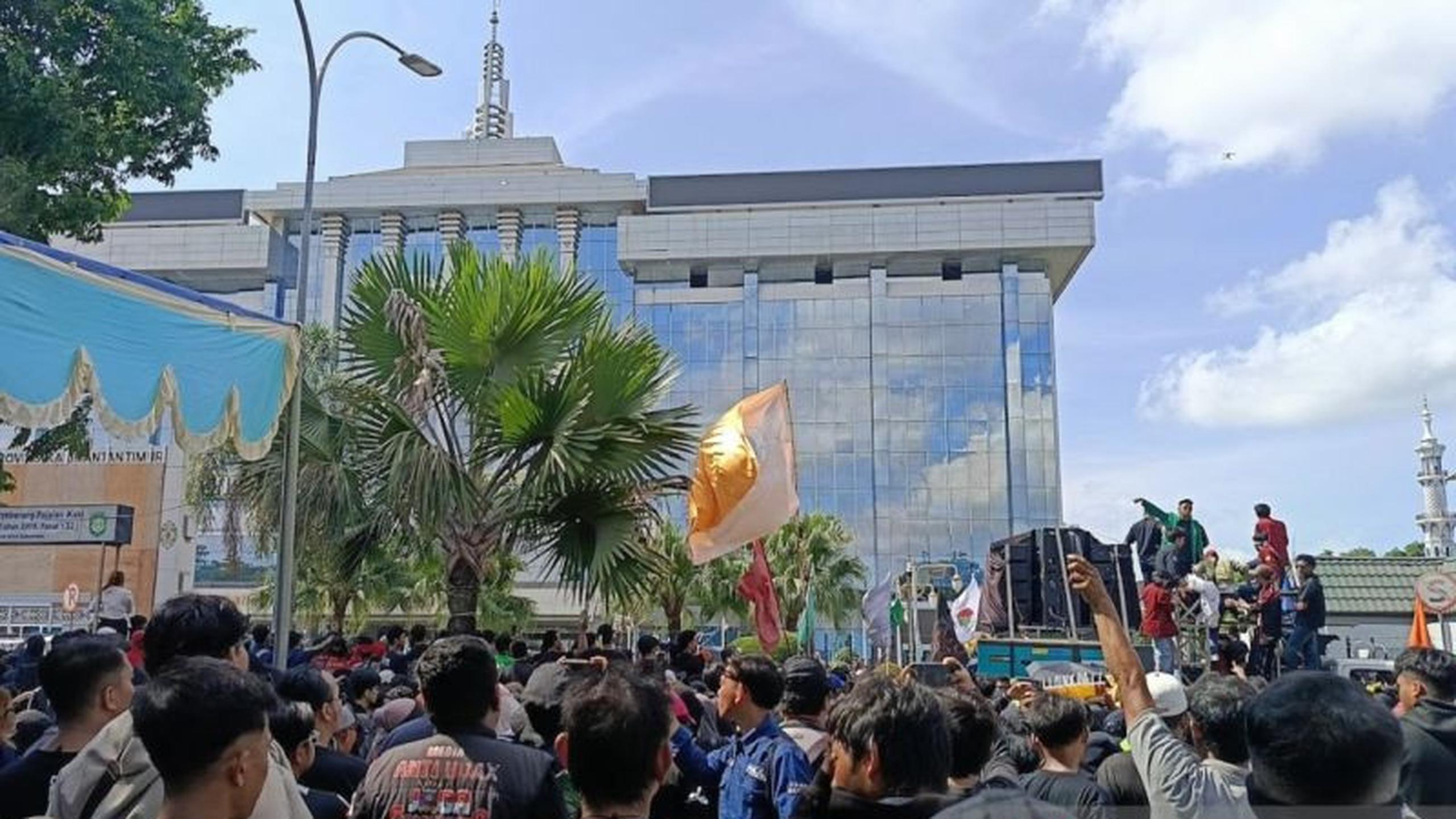 Demo Ricuh di Kaltim, Ketika Massa Kecewa Tak Ditemui Rudy Mas’ud