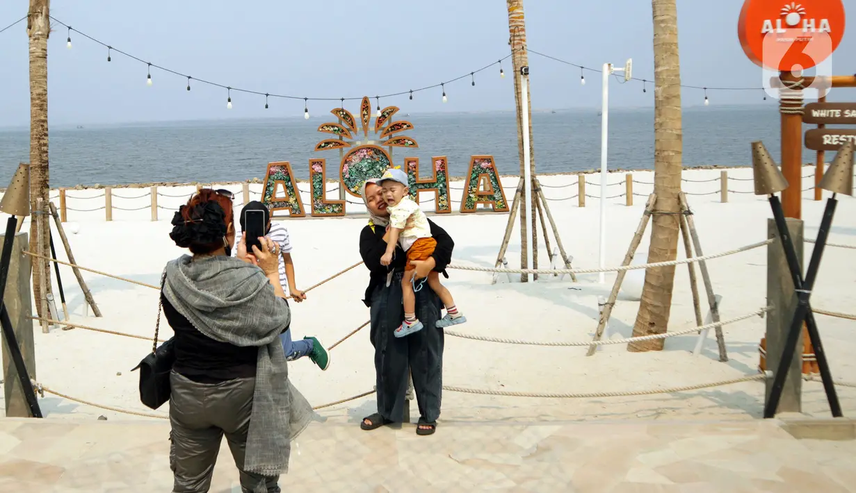 Libur Natal, Warga Menikmati Keindahan Pantai Pasir Putih dan Kuliner ...