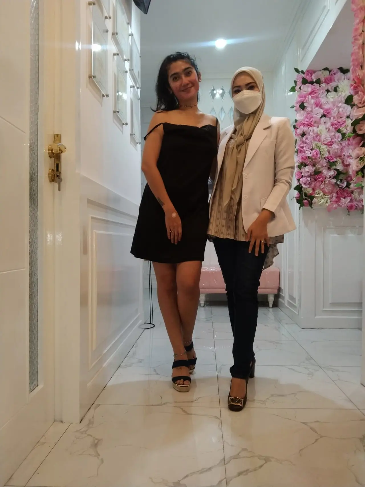 Revi Mariska Rutin Datangi Klinik Kecantikan Demi Tampil Glowing - ShowBiz Liputan6.com