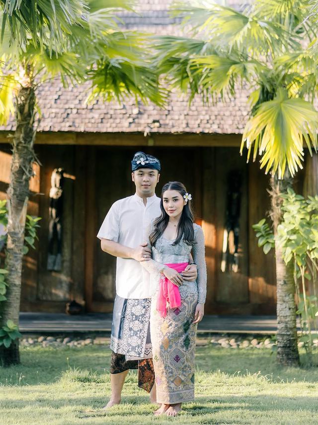 7 Gaya Pemotretan Lula Lahfah Pakai Baju Adat Bali, Kompak Bareng ...
