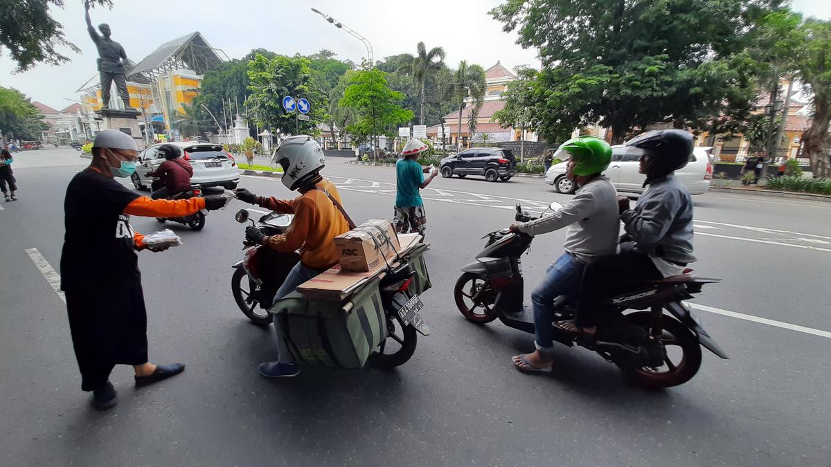Saat Mantan Teroris Bagi-Bagi Masker Demi Cegah Virus Corona di Solo ...