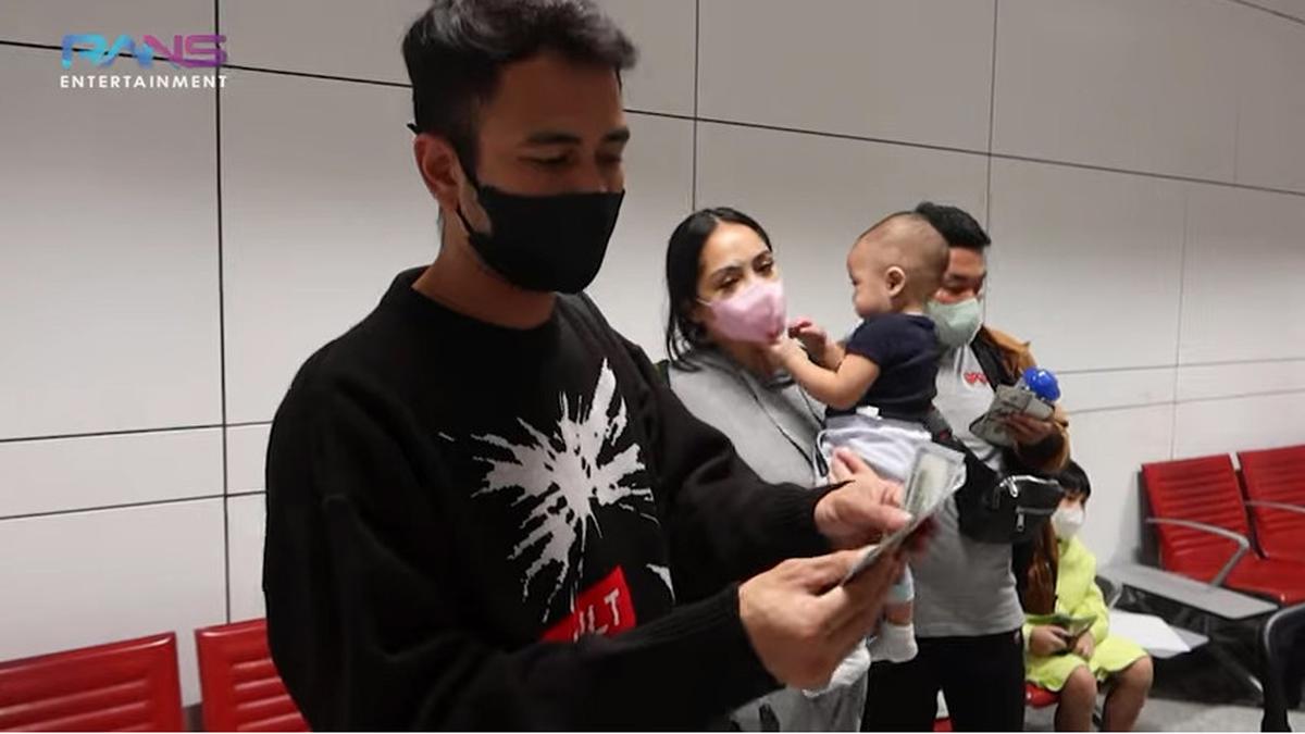 Momen Raffi Ahmad Bagi-bagi Uang Jajan Dollar untuk Karyawan, Kalau ...