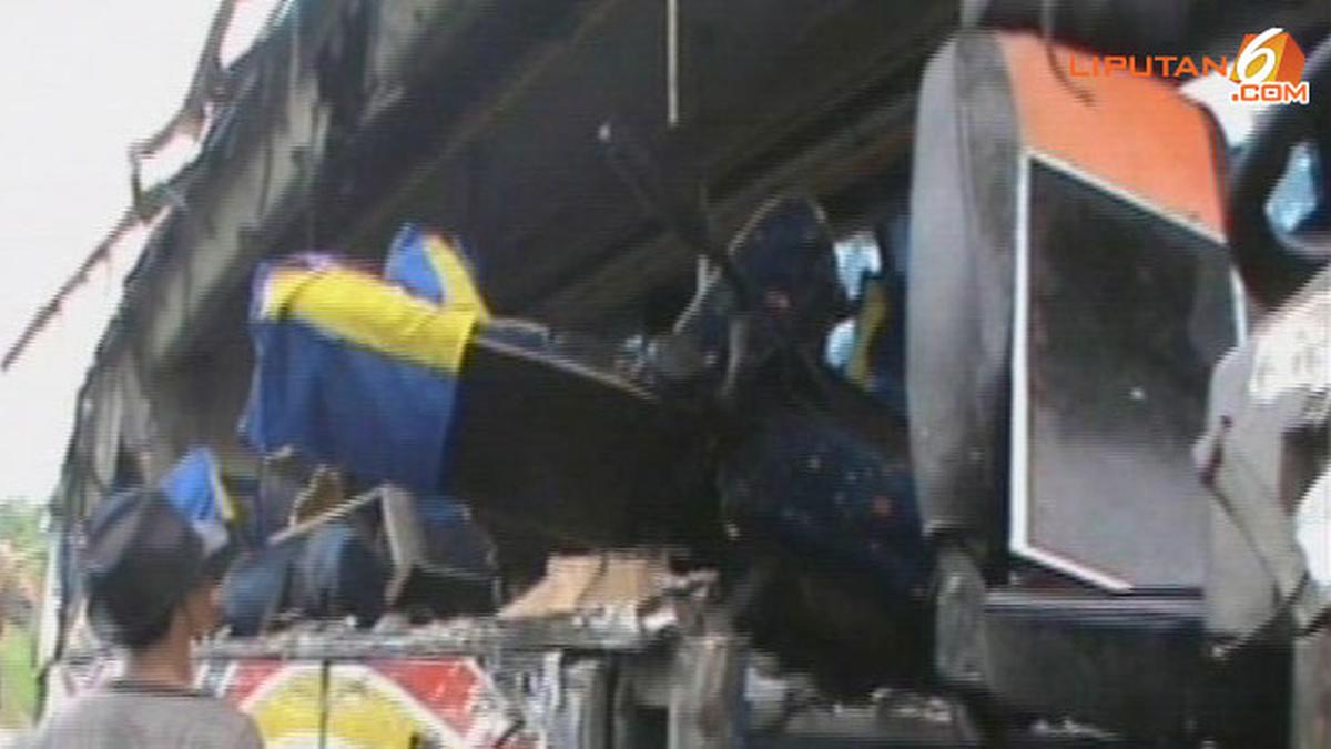 [VIDEO] Tabrakan Bus Vs Truk di Sumut, 7 Orang Tewas - News Liputan6.com