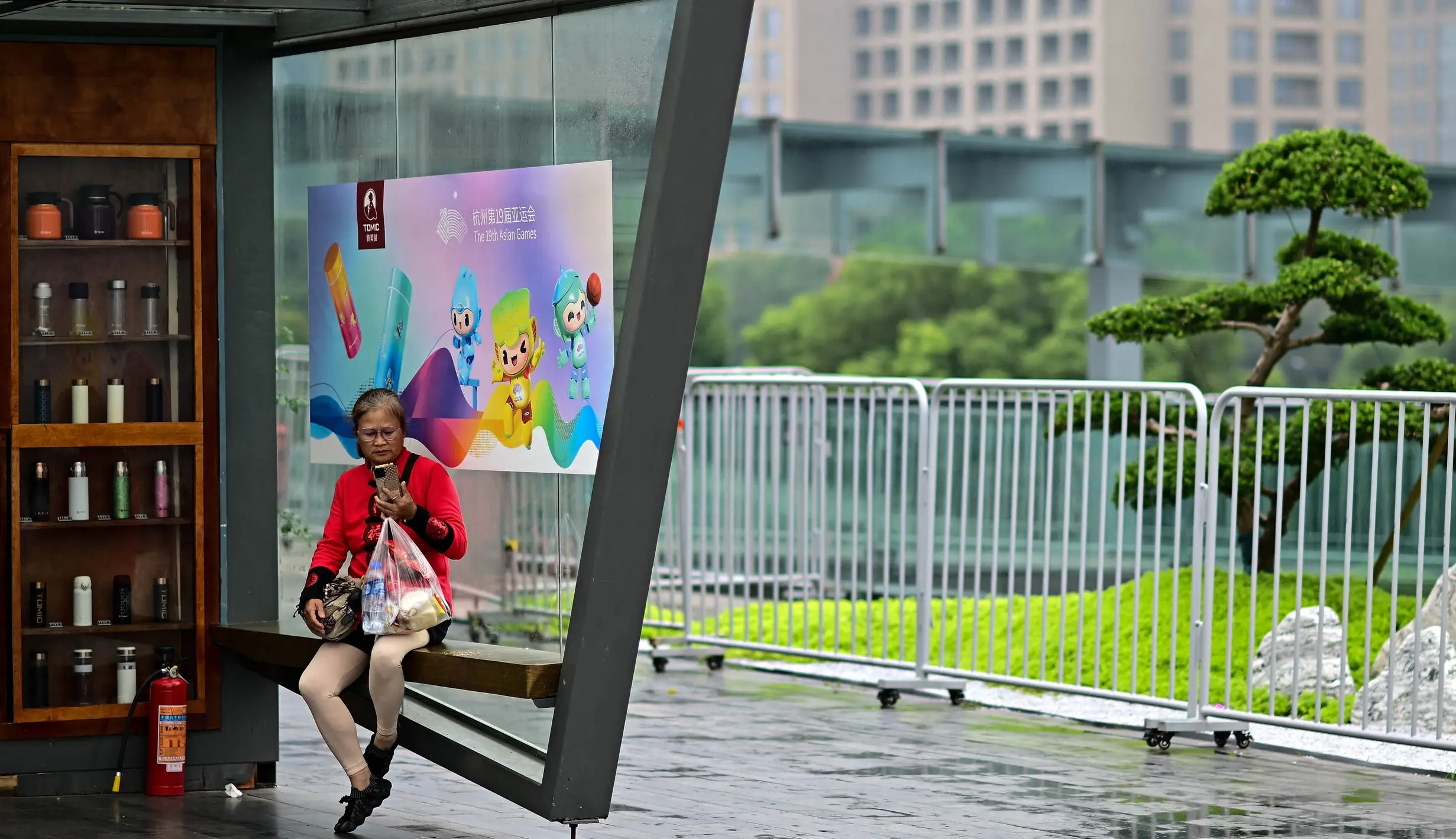 Maskot dan Poster Asian Games ke-19 Hiasi Pedestrian Sungai Qiantang di ...