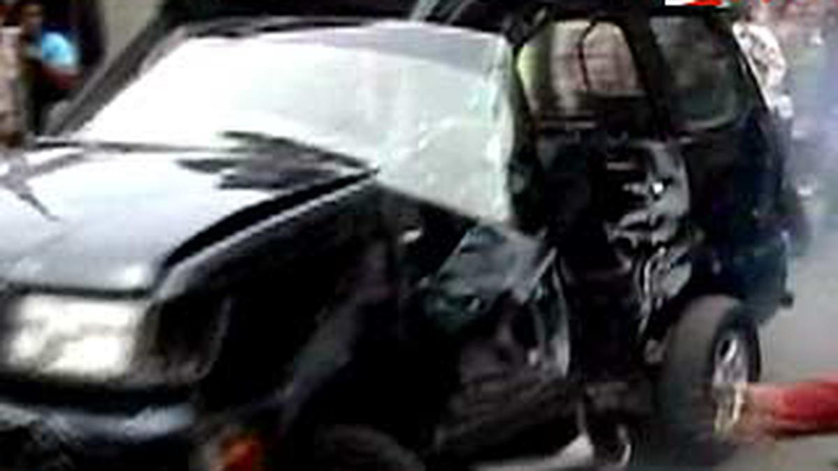 Kereta Tabrak Mobil, Motor, dan Becak - News Liputan6.com