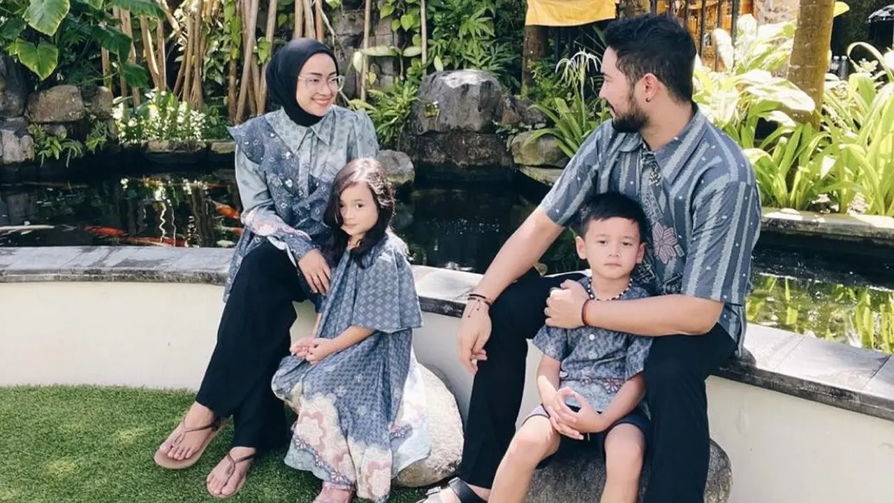 5 Keserasian Idul Fitri dengan Baju Couple Lebaran Suami Istri ala Aryani Fitriana hingga Isel ...