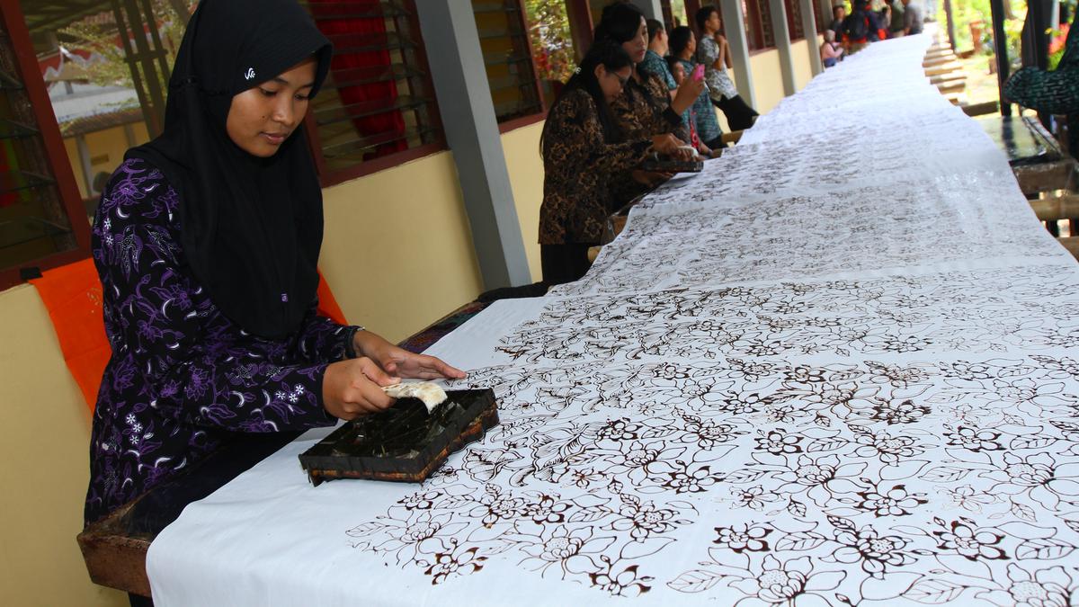 Membatik di Kain Sepanjang 50 Meter - News Liputan6.com