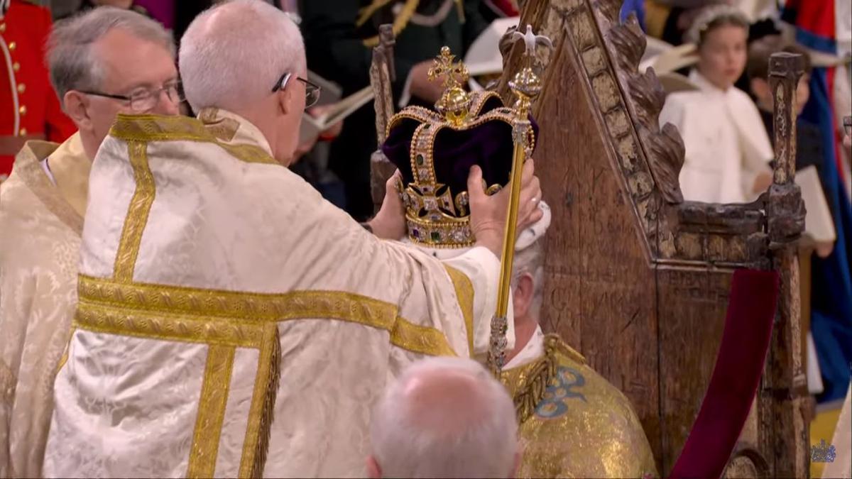 Charles III Resmi Jadi Raja Inggris, Mahkota di Kepala: God Save The ...