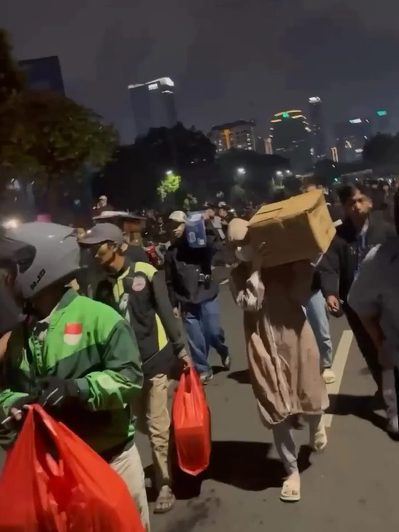 6 Potret Celine Evangelista Jadi Tim Medis ke Lokasi Demo, Bawa Bantuan ...