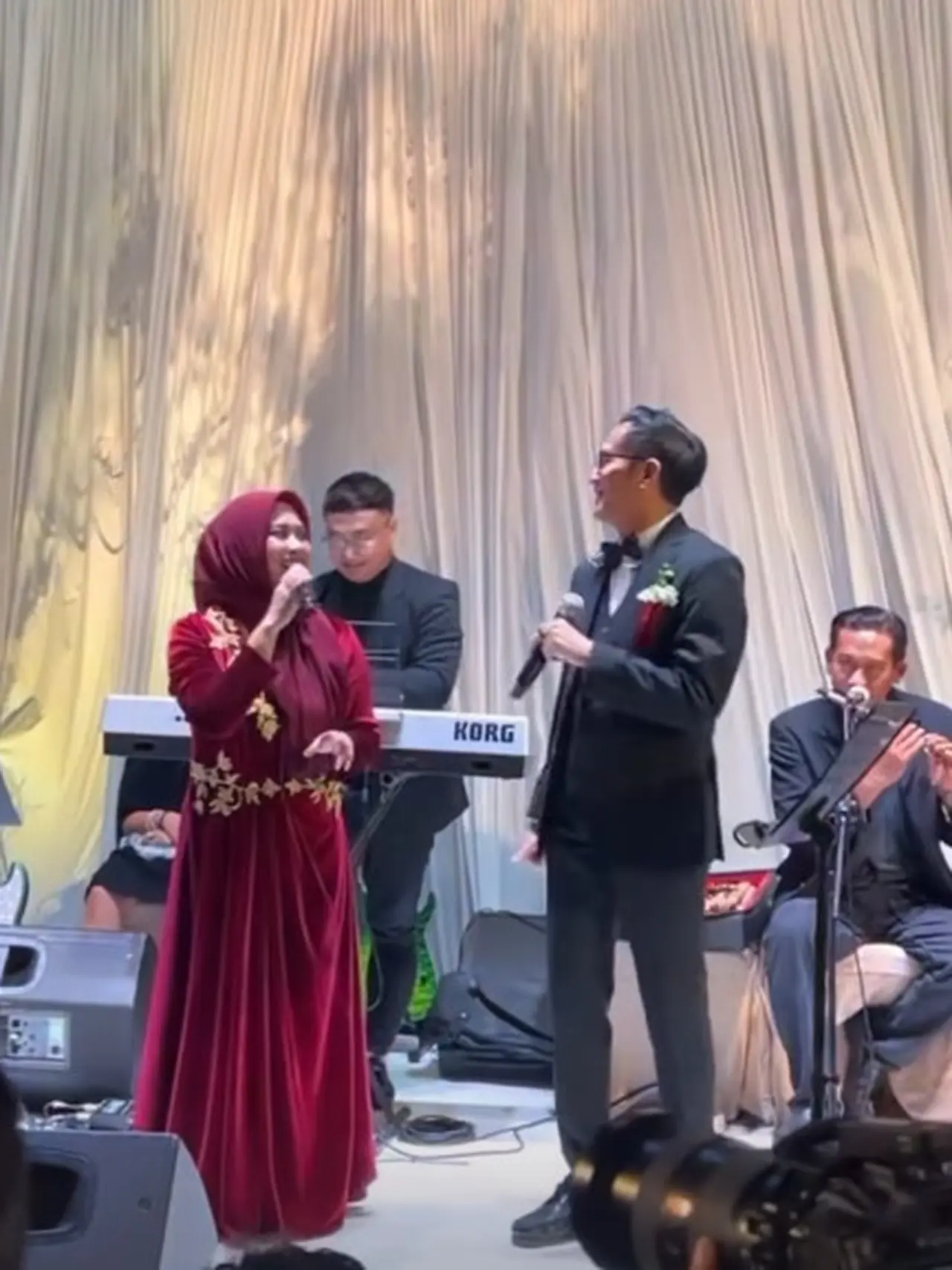 Foto-Foto Aldi Bragi Duet dengan Ikke Nurjanah, Penuh Makna dan Emosional - ShowBiz Liputan6.com
