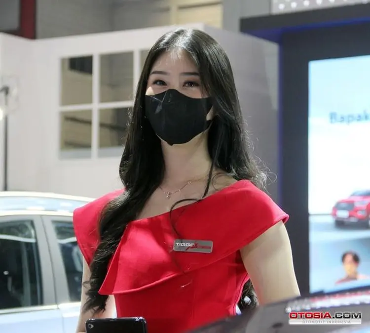 Model-model SPG Beradu Cantik di IIMS 2022 Part 2 - Galeri Otosia.com