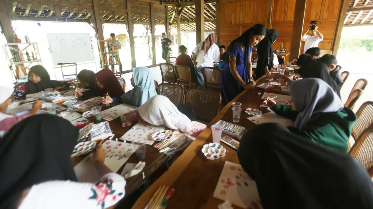 Aksi Ramadan, Desainer Muda Migi Rihasalay Ajak Anak-Anak Lukis Bottle ...