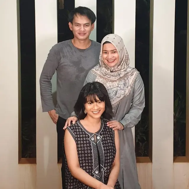 6 Potret Kebersamaan Karlie Fu Suami Ikke Nurjanah dan Anak Sambung - Hot Liputan6.com