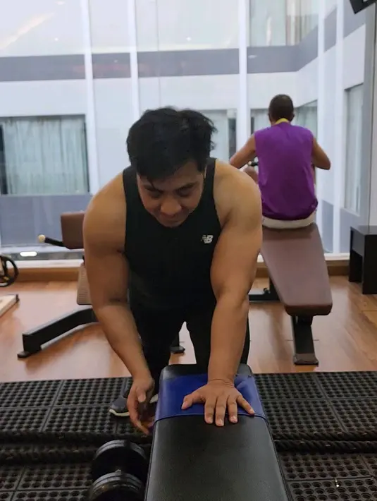 Potret Ustaz Riza Muhammad Pamer Otot Jalani Olahraga - Foto Liputan6.com