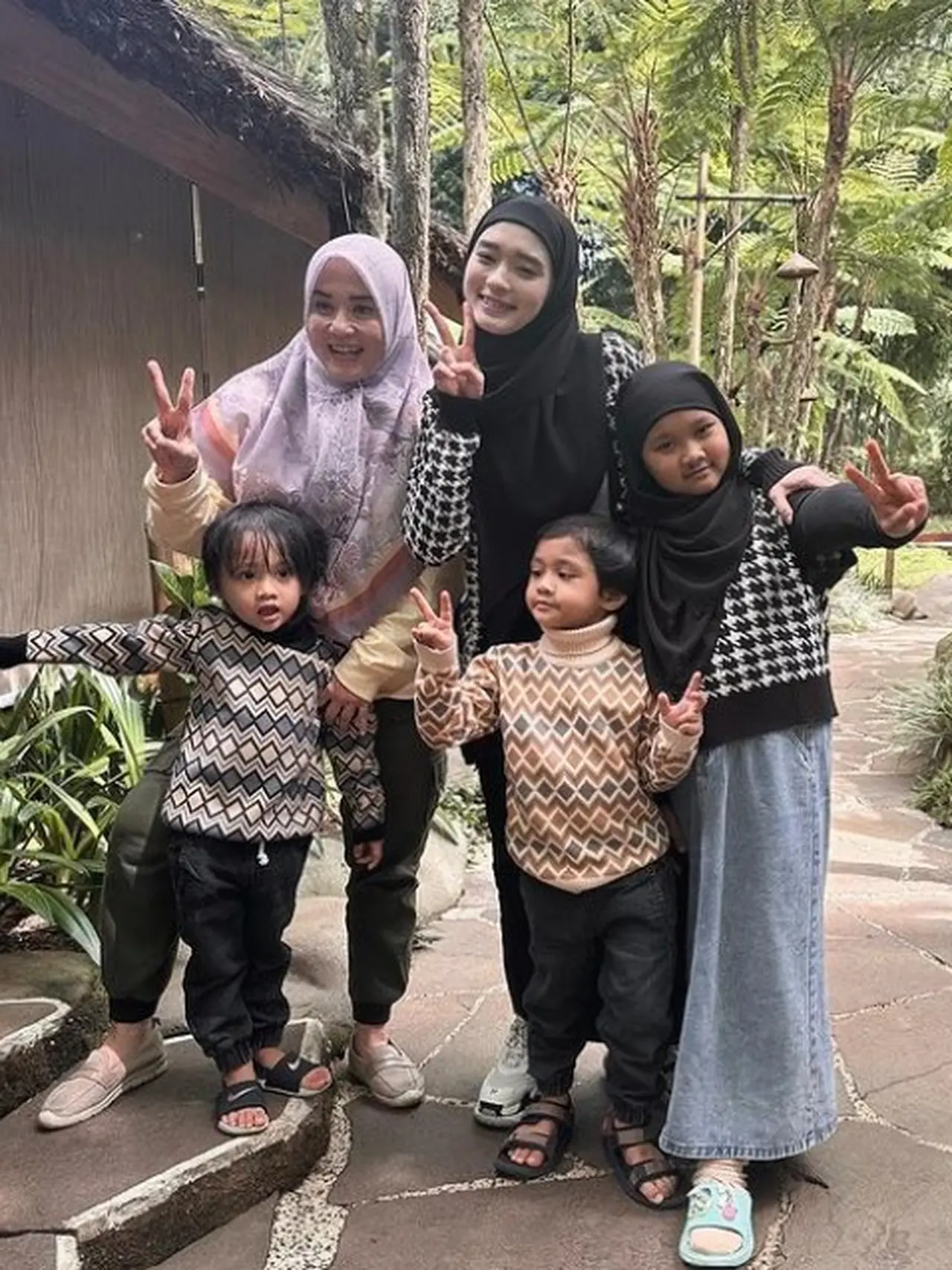 8 Potret Inara Rusli Bareng Anak, tak Terima Netizen Body Shaming Buah Hatinya - Entertainment ...